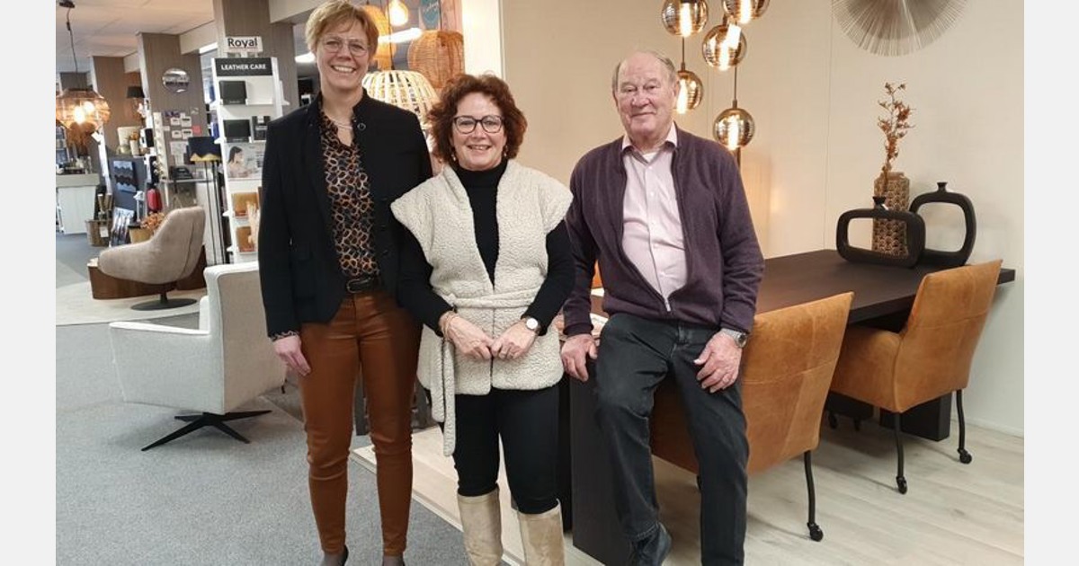 Wethouder bezoekt woonwinkel Frits Vos