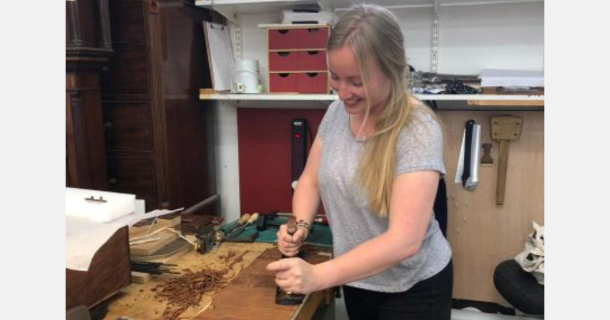 Wietske Postma leerde in Engeland alles over het herstellen van oude meubels