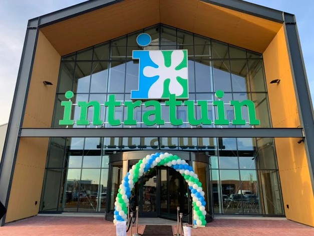 Splinternieuwe Intratuin met cabrio-kas opent vandaag de deuren