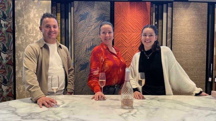 'Decokay Elenbaas Noom opent grootste Arte behangshop van Walcheren'